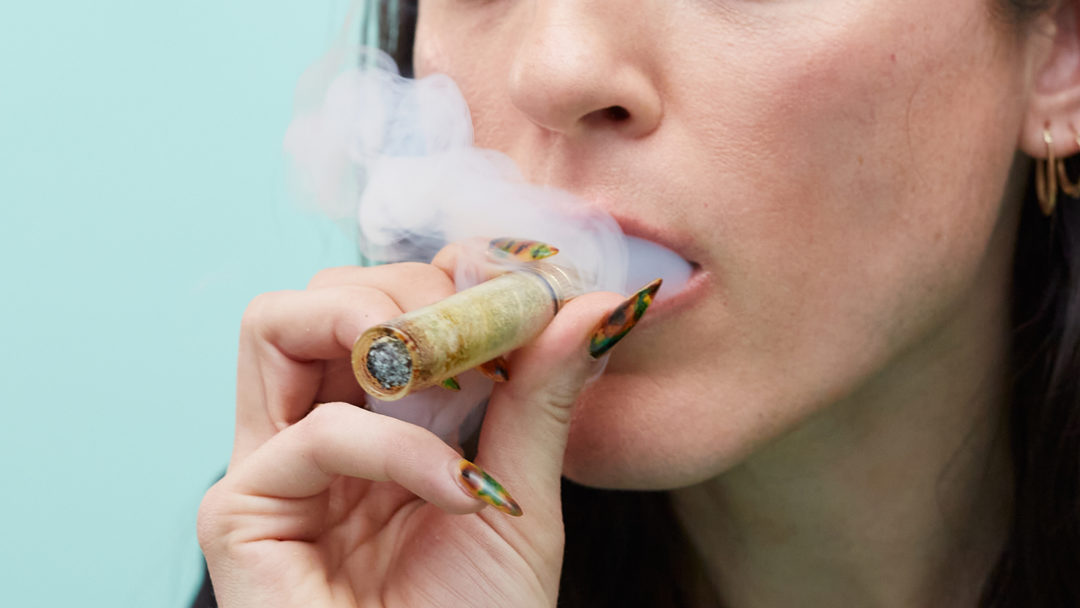 How to Use a Glass Blunt: Step-by-Step Guide | Weedmaps